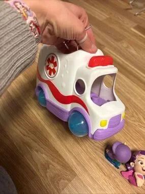 bubble guppies | Toys | Bubble Guppies Ambulance Clambulance Hospital ...